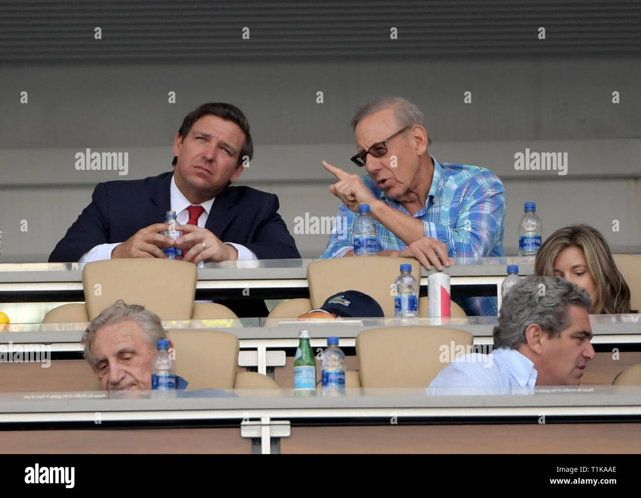 MIAMI Gardens, Florida - 27. März: Gouverneur von Florida Ron DeSantis ...