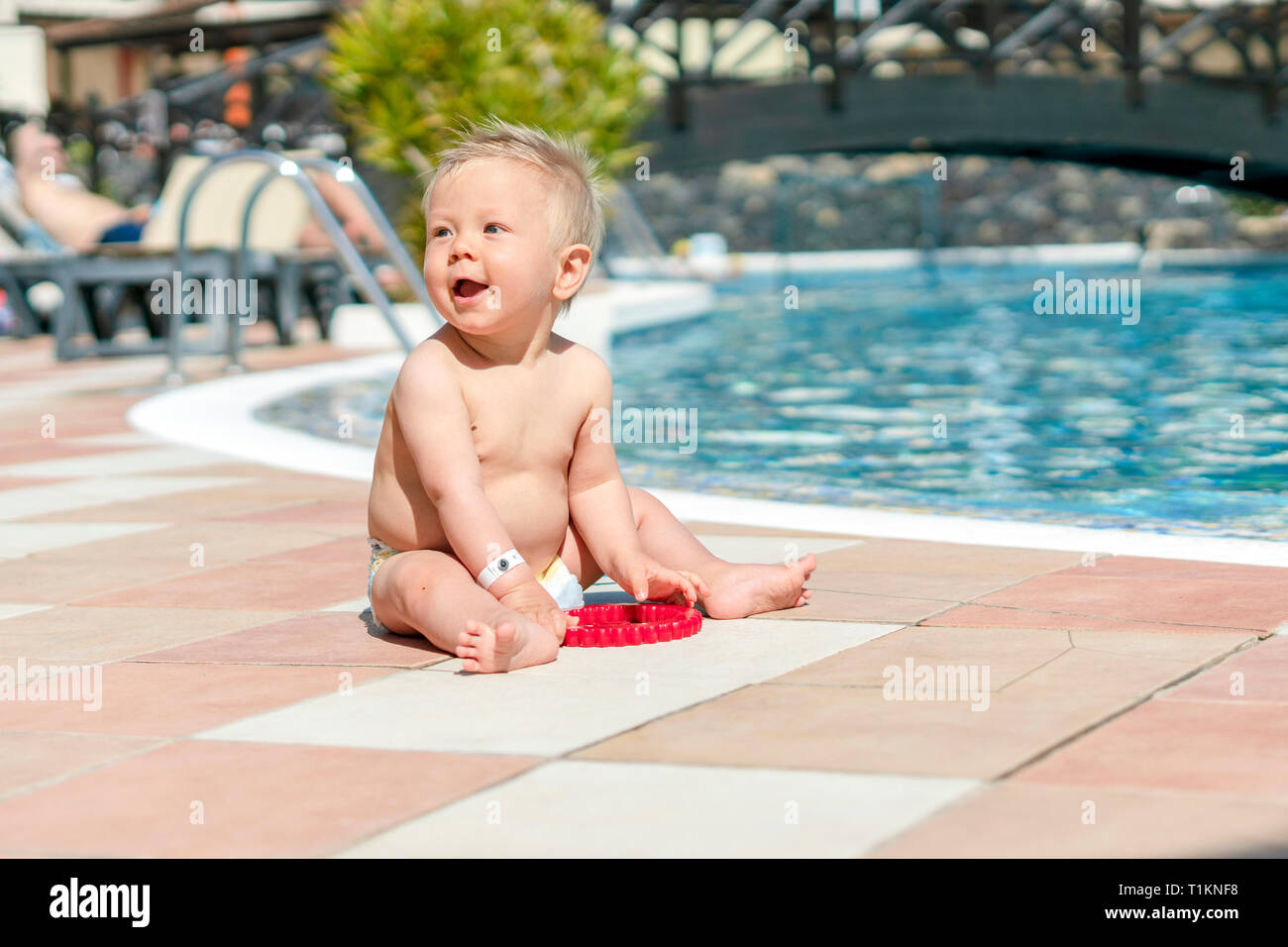 Kleinkind schwimmen -Fotos und -Bildmaterial in hoher Auflösung – Alamy