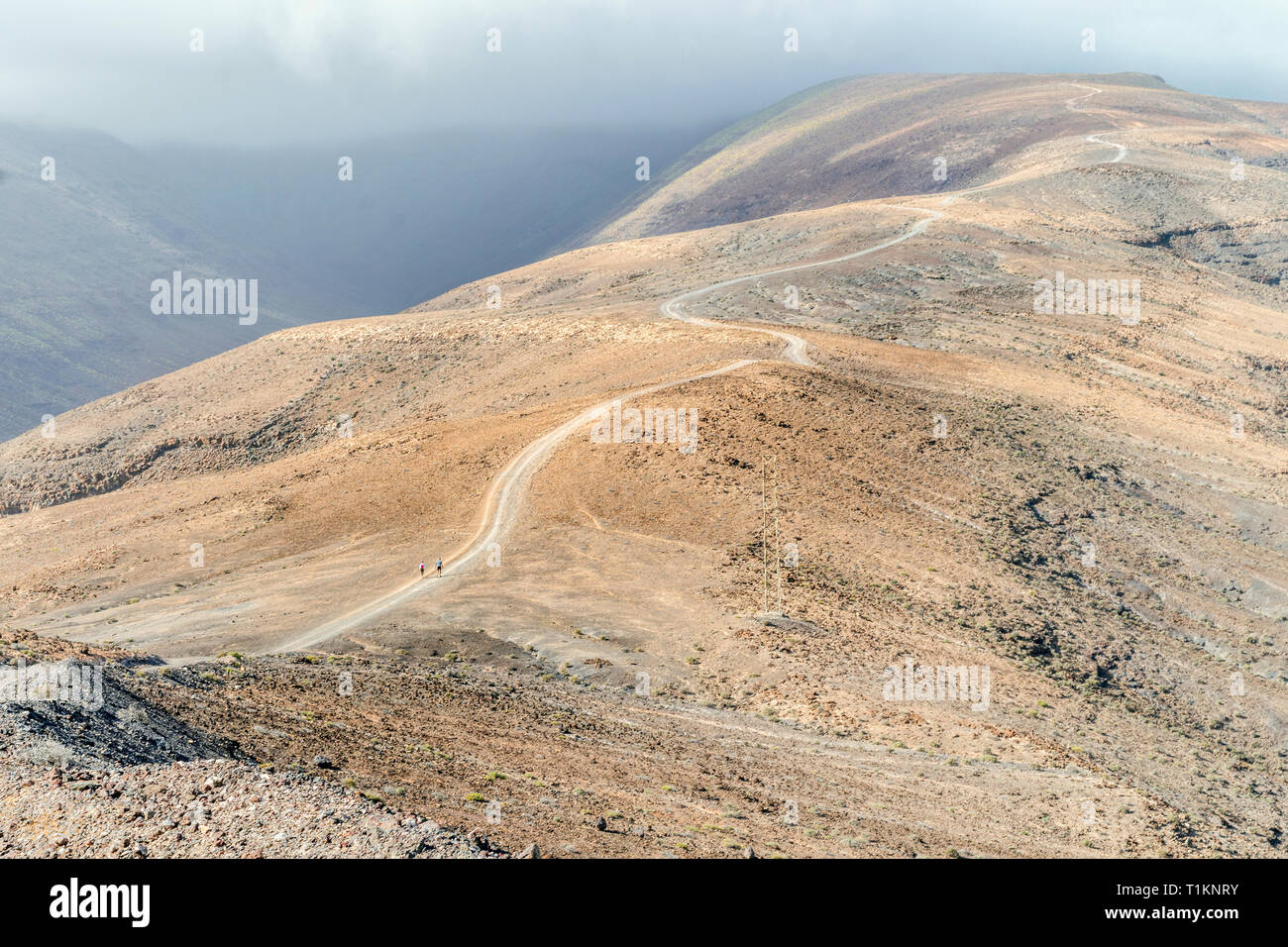 Zwei Wanderer auf dem Weg zum Pico de la Zarza - der höchste Berg der ...