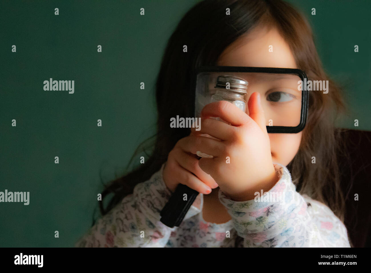 Kind mit lupe -Fotos und -Bildmaterial in hoher Auflösung – Alamy