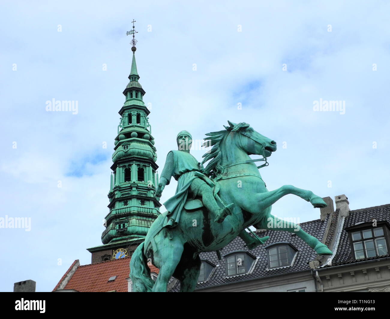Statue von bischof absalon -Fotos und -Bildmaterial in hoher Auflösung ...