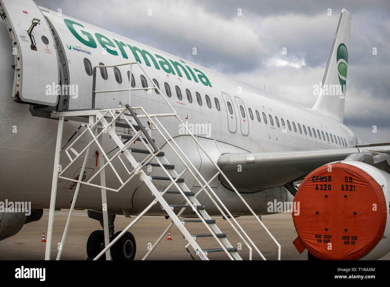 28. März 2019, Bayern, Nürnberg: Ein Flugzeug des insolventen Berliner ...