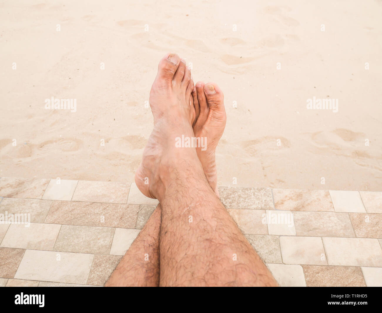 Mann ist entspannend barfuß am Strand. Nahaufnahme Beine haut Asien ...