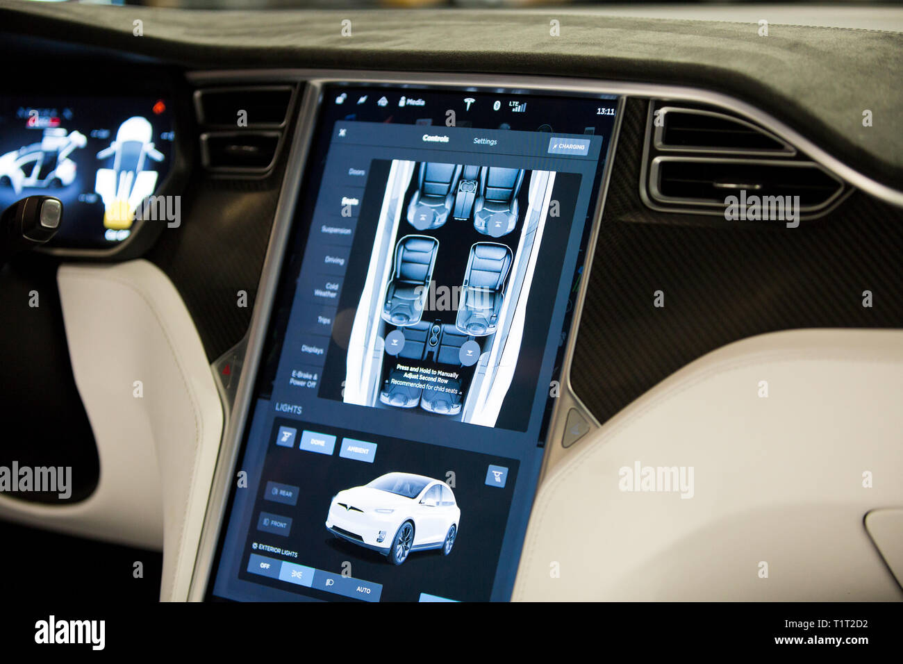 HELSINKI FINNLAND November 04 2016 Das Innere einer Tesla Model X Elektroauto mit groBem Touchscreen Dashboard. Fernbedienung Stockfotografie Alamy