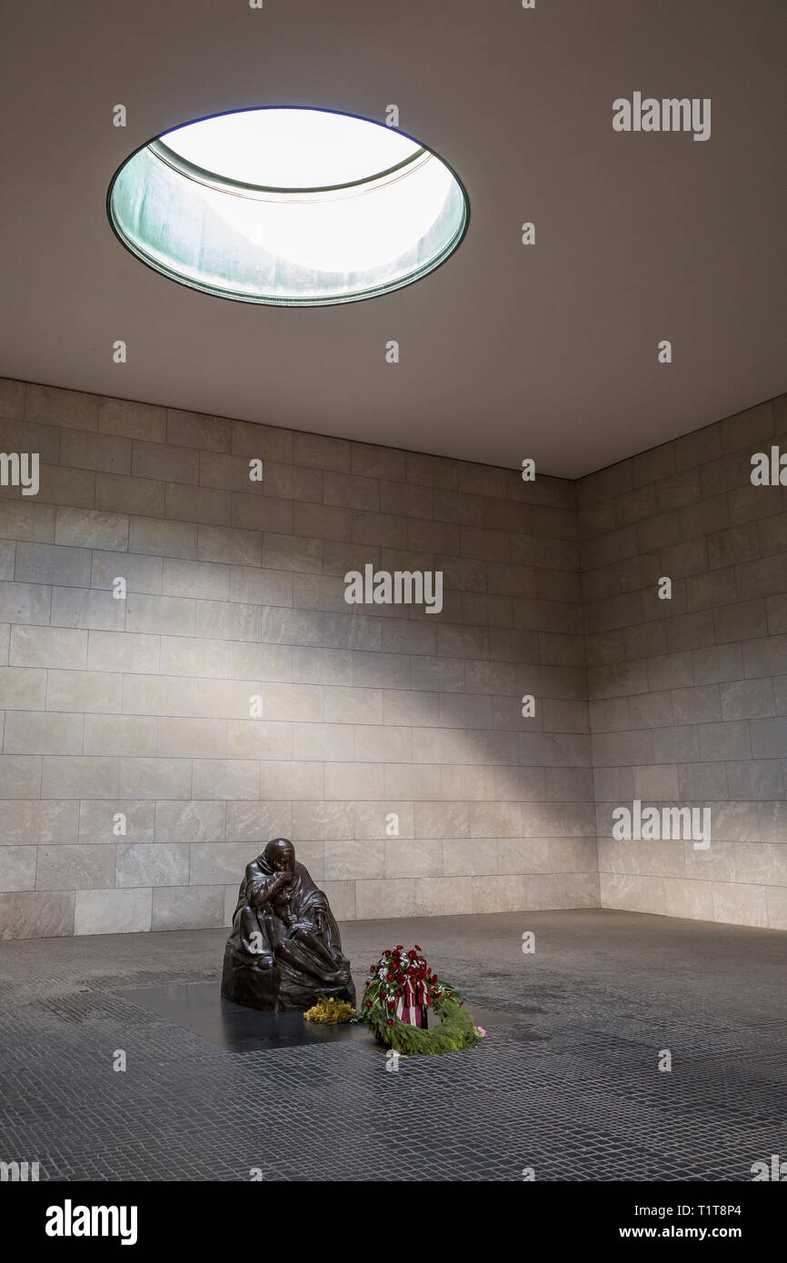 Kathe kollwitz mutter mit ihrem toten sohn oder pieta -Fotos und -Bildmaterial in hoher ...