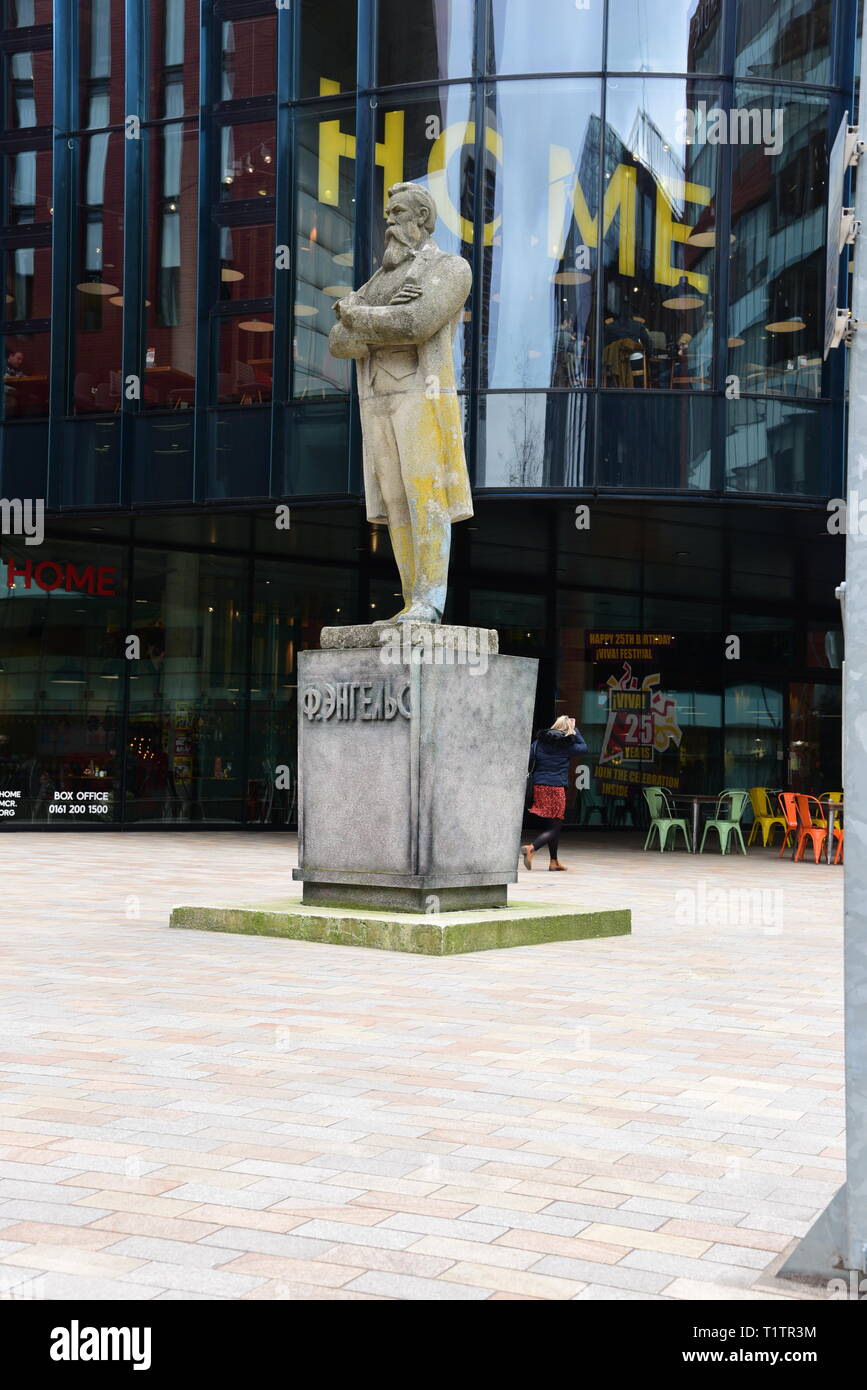 Manchester engels statue -Fotos und -Bildmaterial in hoher Auflösung ...