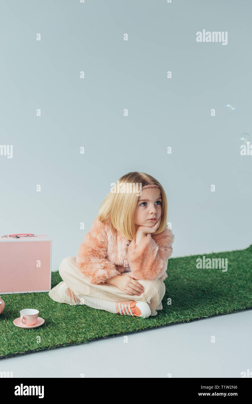 Nachdenkliches kind -Fotos und -Bildmaterial in hoher Auflösung – Alamy