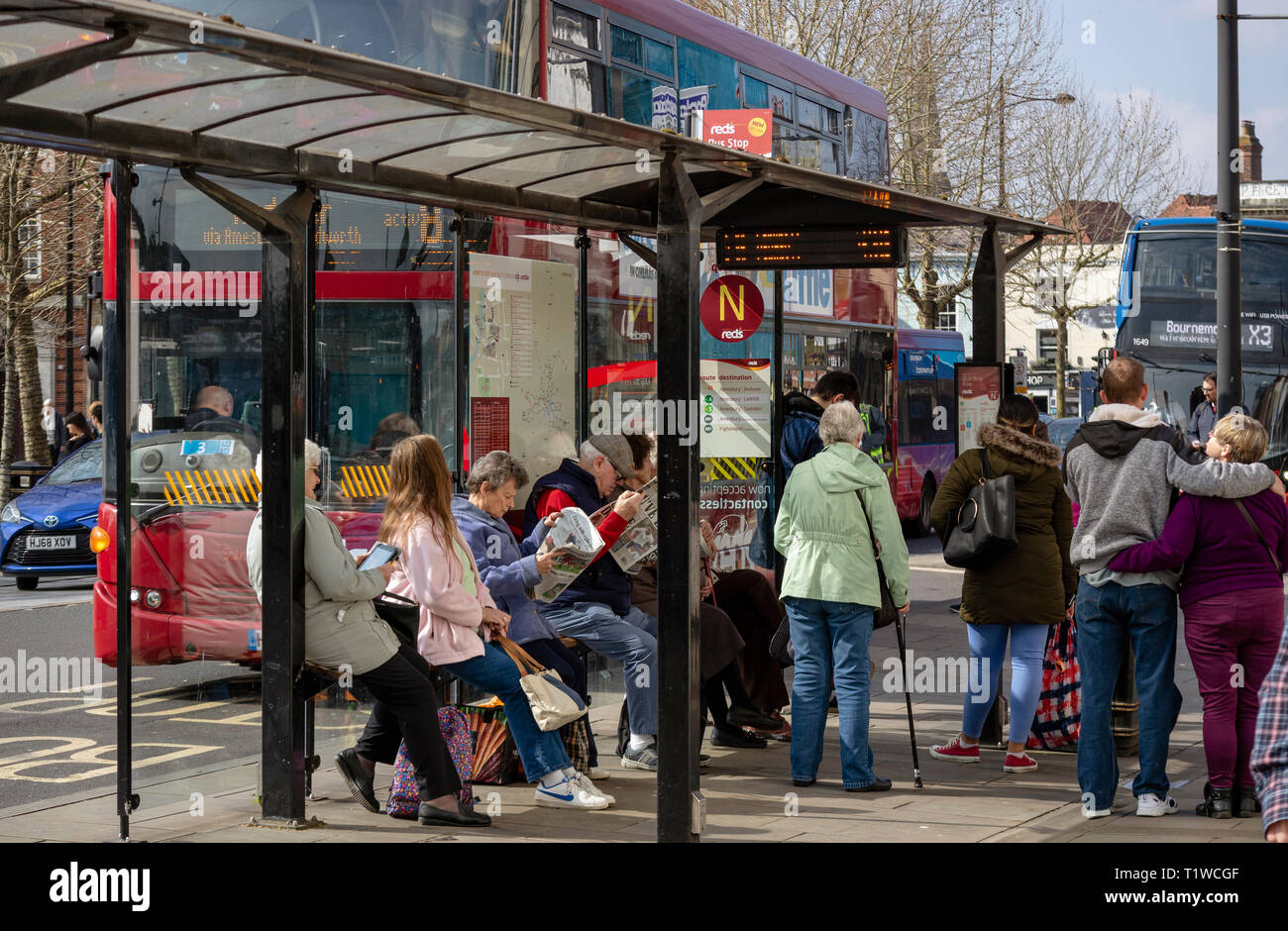 Crowd people waiting buses bus -Fotos und -Bildmaterial in hoher ...