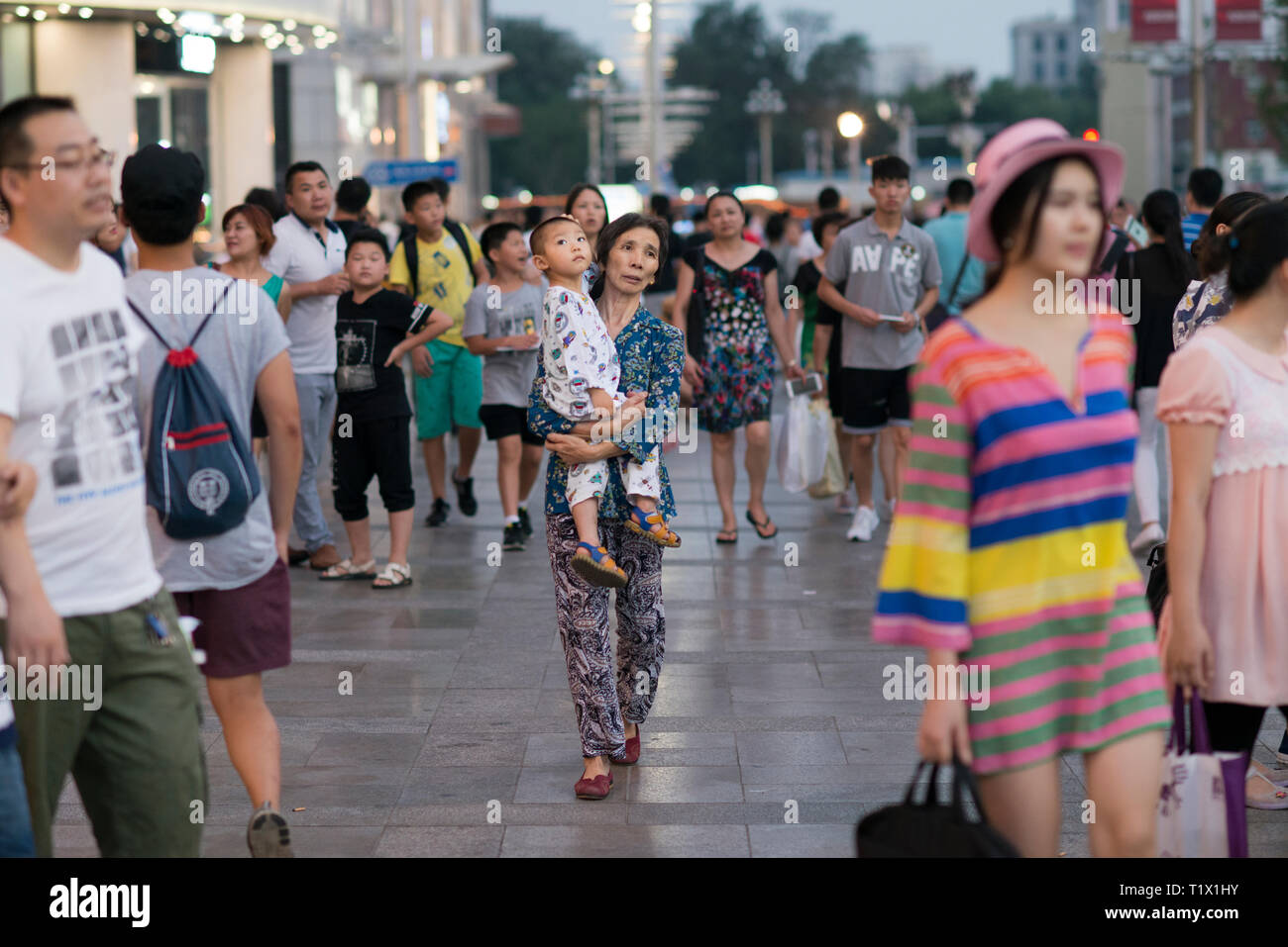 Chinese homeless child -Fotos und -Bildmaterial in hoher Auflösung – Alamy