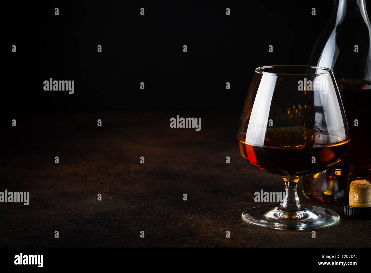 Brandy flasche -Fotos und -Bildmaterial in hoher Auflösung – Alamy