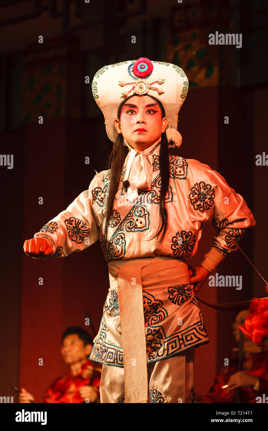 Schauspielerin kleid -Fotos und -Bildmaterial in hoher Auflösung – Alamy