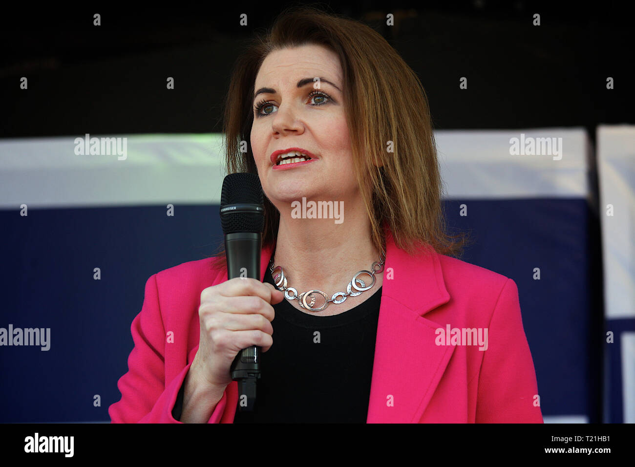 London, Großbritannien. 29. März 2019.Julia Hartley-Brewer hält eine ...