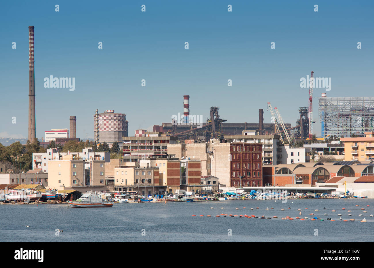 Taranto Stahlwerk am Meer ganz in der Nähe der Altstadt von Tarent ...