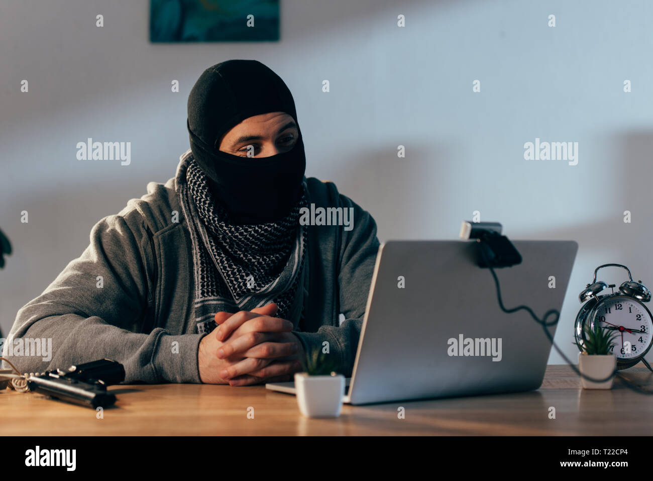 Interlaced finger -Fotos und -Bildmaterial in hoher Auflösung – Alamy