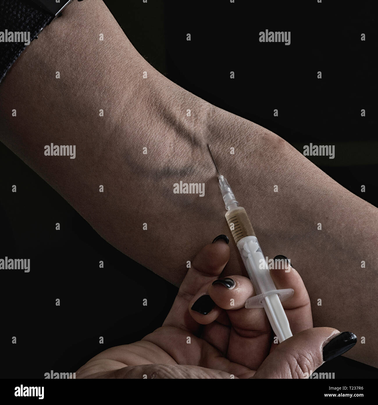 Injecting heroin -Fotos und -Bildmaterial in hoher Auflösung - Seite 2 ...