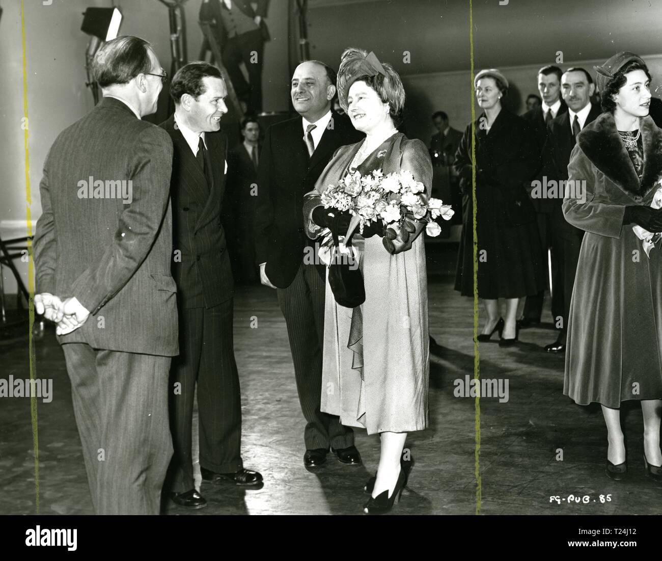 Queen Elizabeth (später die Königin Mutter) und Prinzessin Margaret auf ...