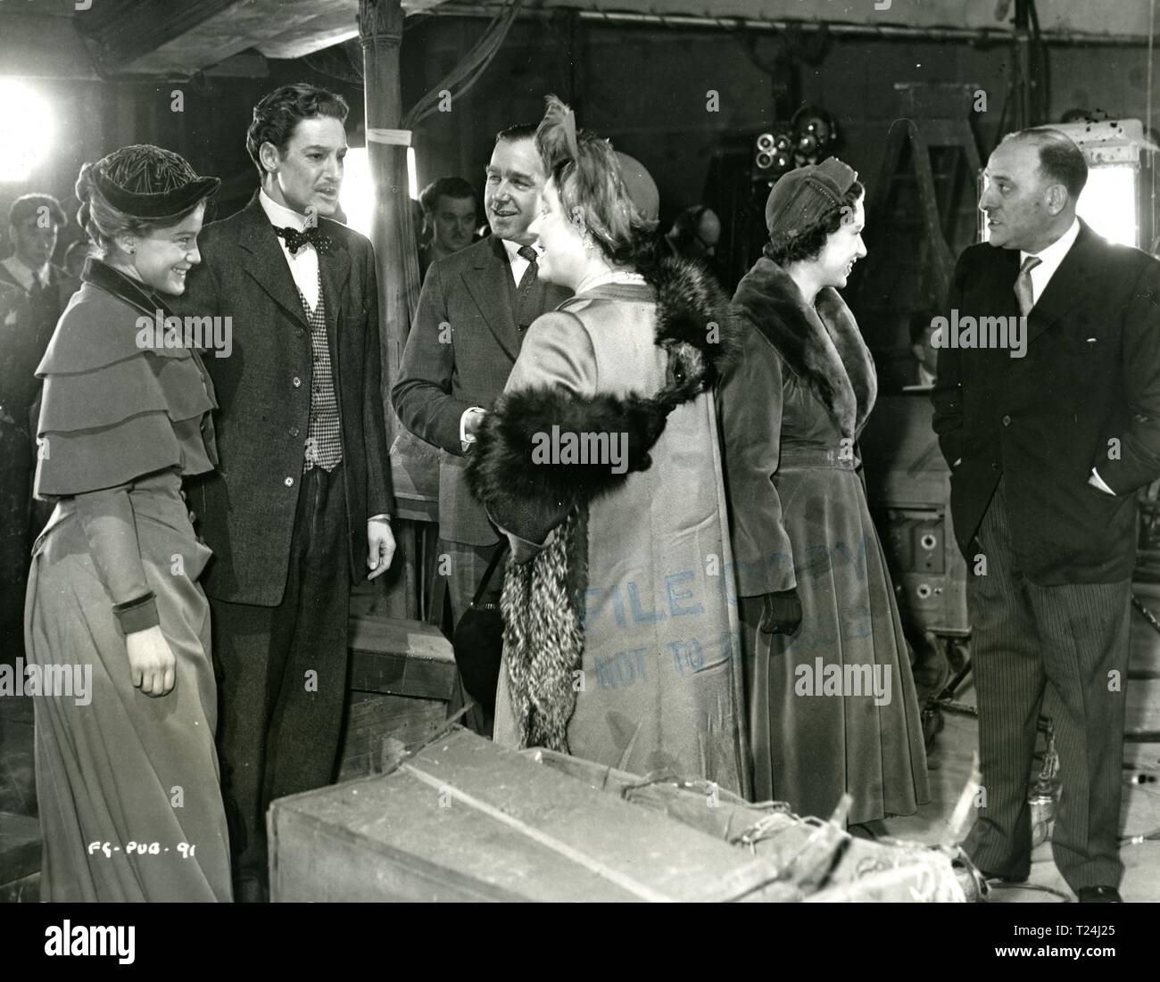 Queen Elizabeth (später die Königin Mutter) und Prinzessin Margaret auf ...