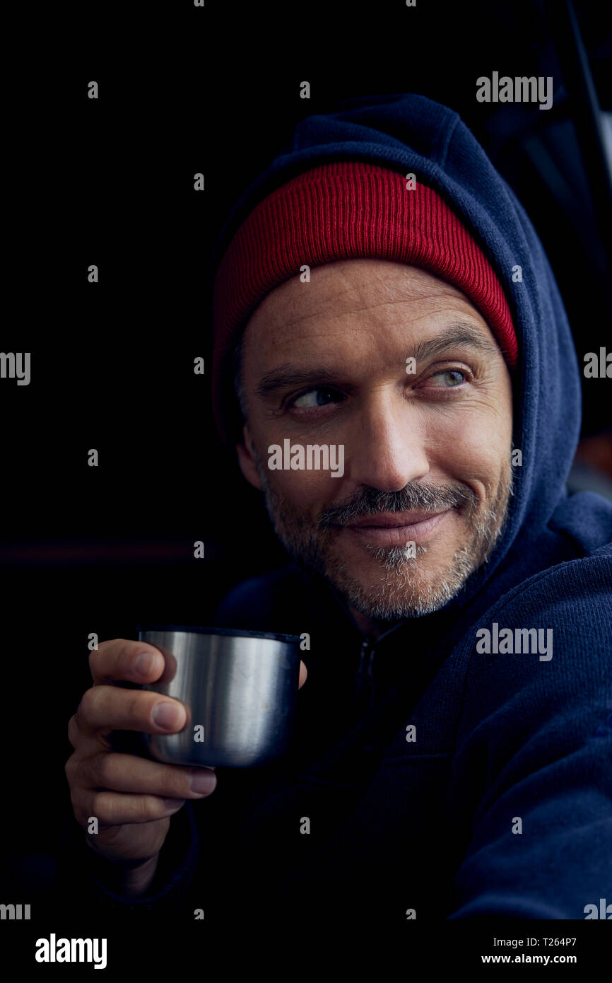 Rote und blaue jacke -Fotos und -Bildmaterial in hoher Auflösung – Alamy