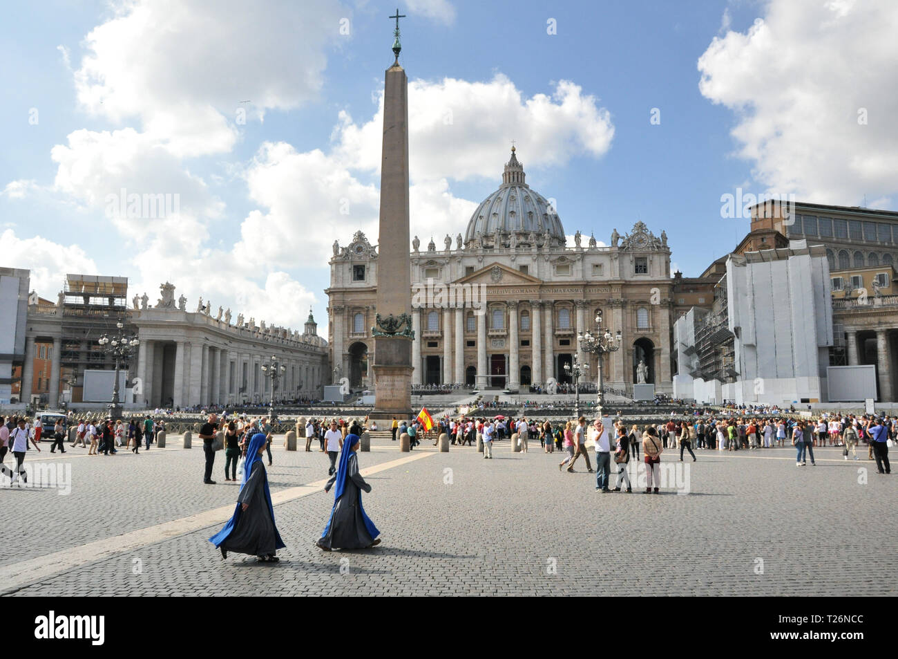St peters square mit obelisk und st peters basilica -Fotos und ...