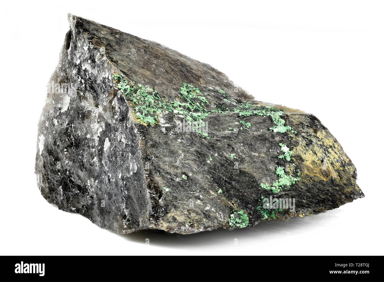 Torbernite (uranerz) aus Portugal isoliert auf weißem Hintergrund ...