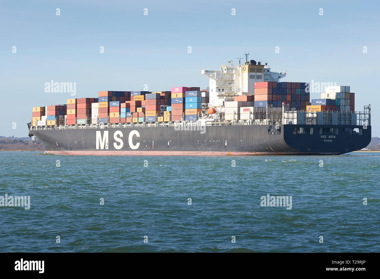 Das Containerschiff MSC ASYA, unterwegs Im tiefen Wasser Kanal wie ...
