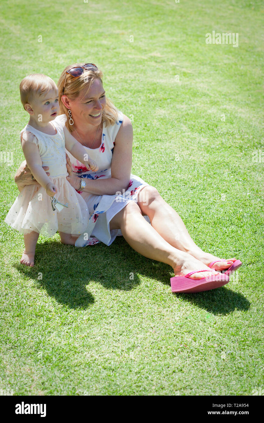 Mutter und tochter sitzen -Fotos und -Bildmaterial in hoher Auflösung ...