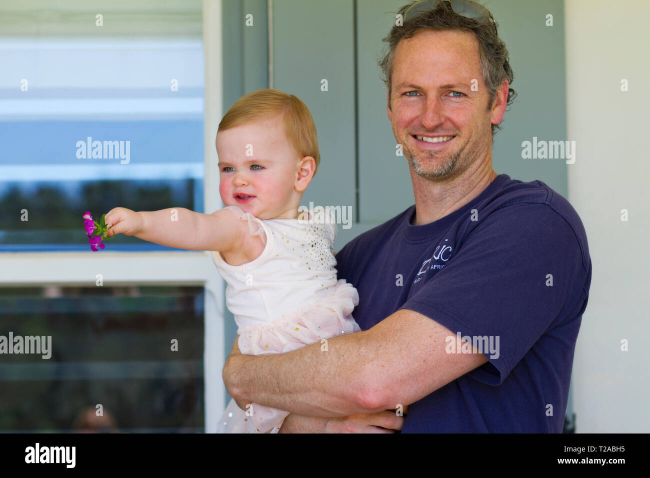 Mädchen und alter mann -Fotos und -Bildmaterial in hoher Auflösung – Alamy