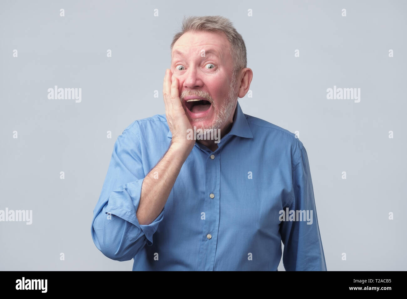 Seine augen weit offen halten -Fotos und -Bildmaterial in hoher ...