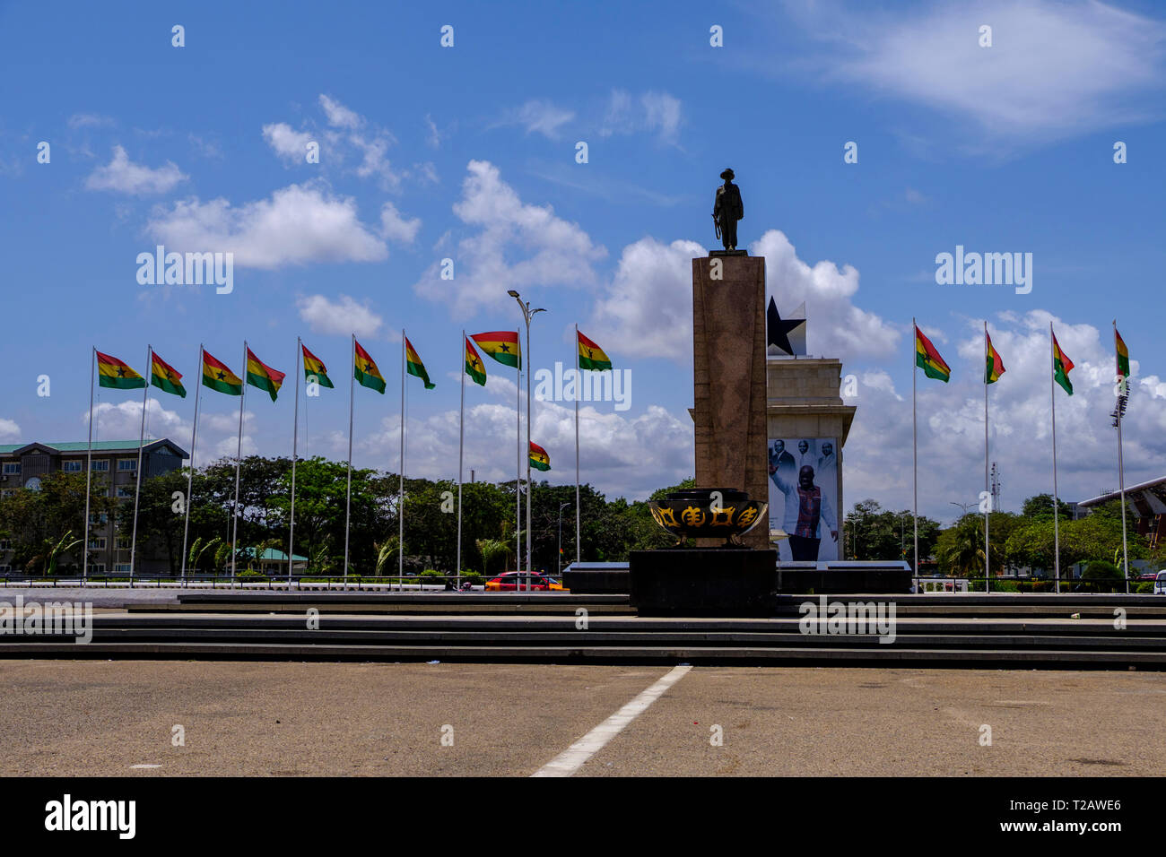 ACCRA, GHANA - 11. APRIL 2018: die Statue von Soldaten und Fahnen von ...