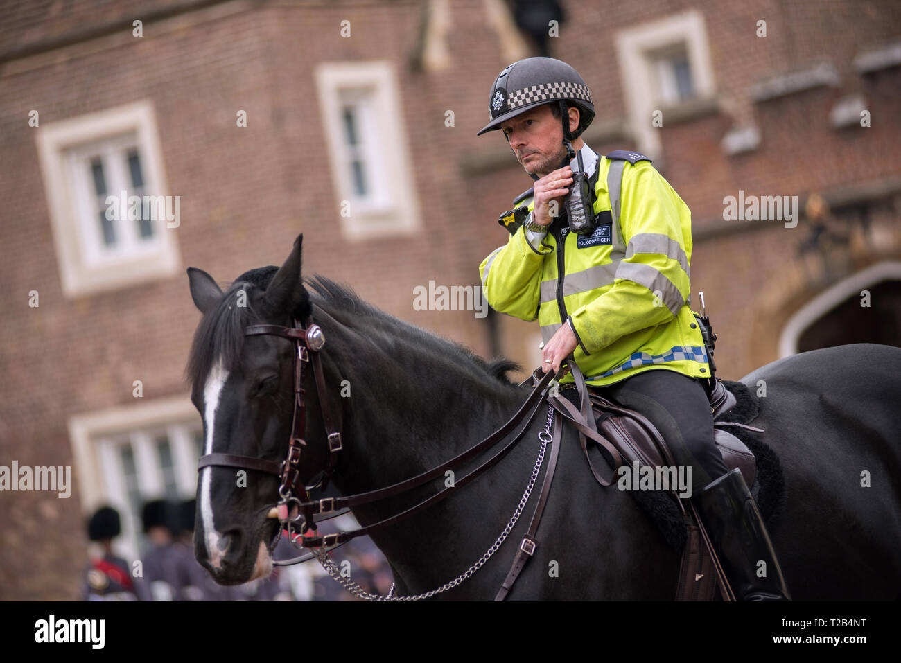 Britische polizei zu pferde patrouillieren -Fotos und -Bildmaterial in ...