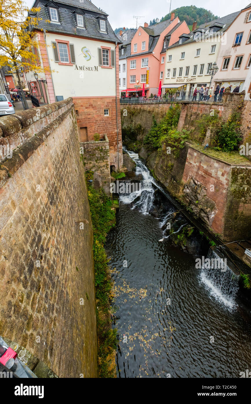 Saar mit Wasserfall in der historischen Altstadt von Saarburg ...