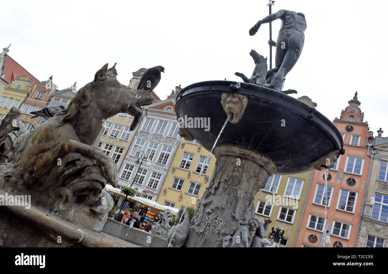 Danzig, Polen. 08 Juli, 2018. Der Neptunbrunnen mit Bronze Statue der ...