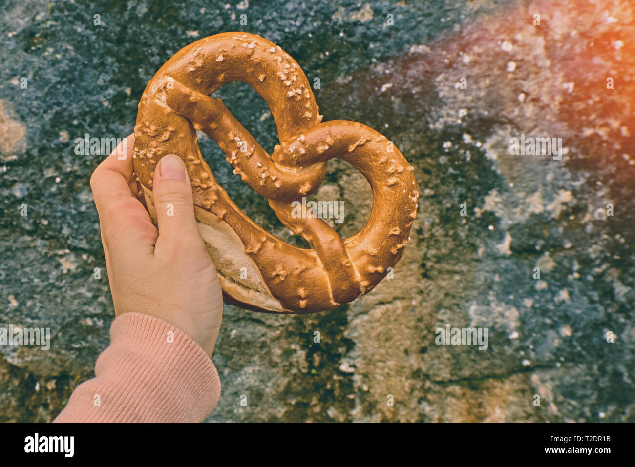 Mit brezel in der hand -Fotos und -Bildmaterial in hoher Auflösung – Alamy