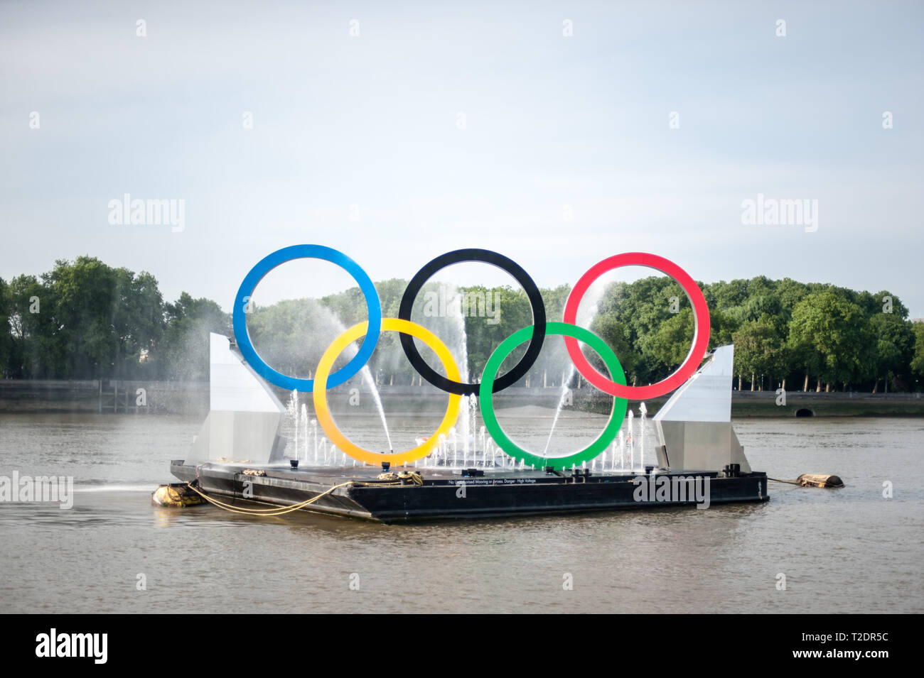 Olympic rings logo -Fotos und -Bildmaterial in hoher Auflösung – Alamy