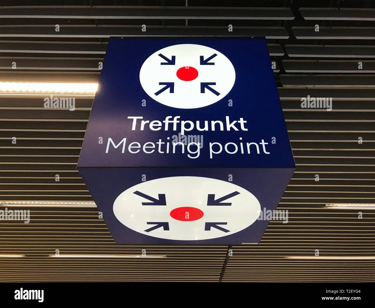 Airport sign meeting point -Fotos und -Bildmaterial in hoher Auflösung ...