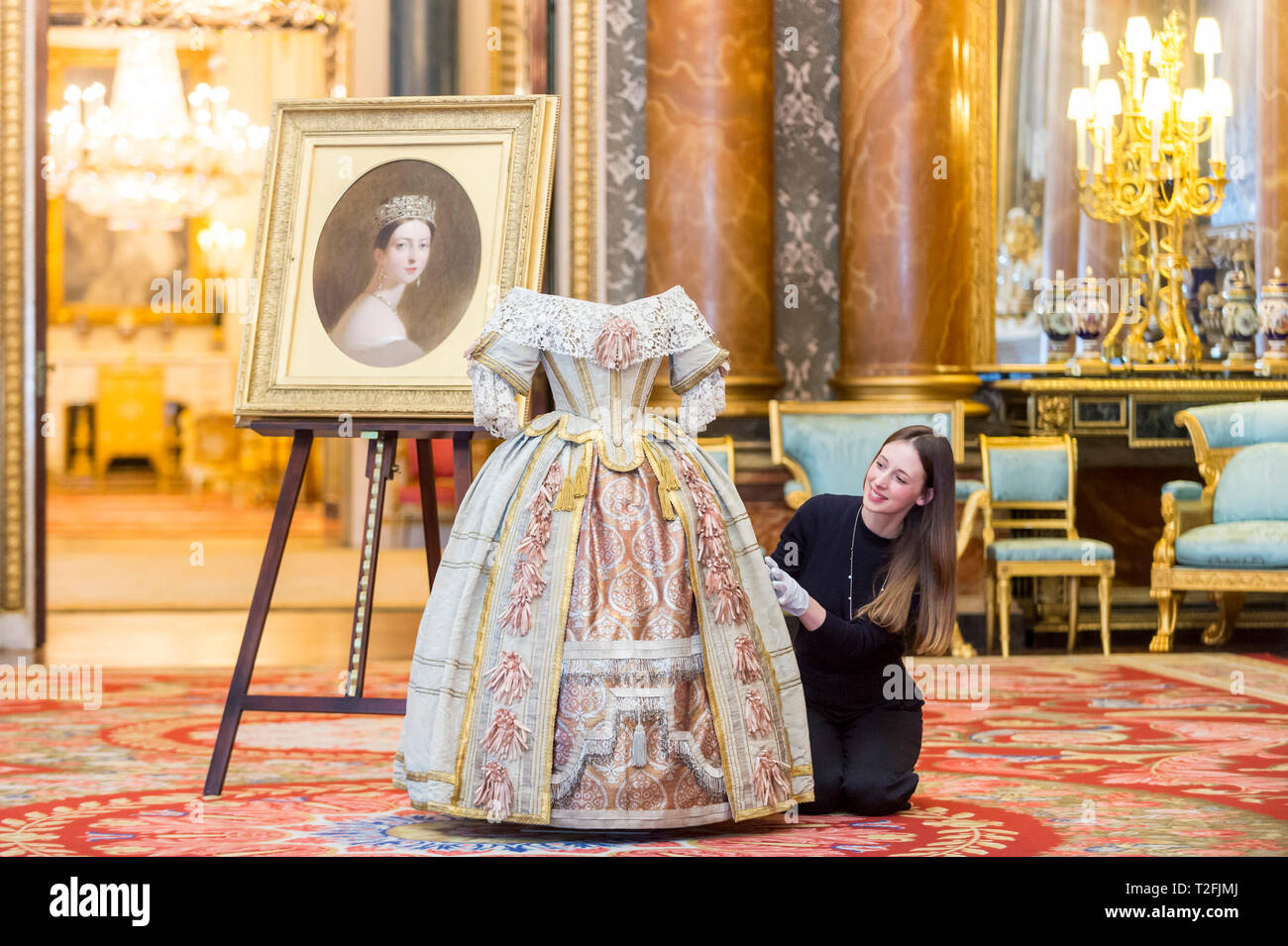 London, Großbritannien. 2. April 2019. Ein Kurator wirft mit der Queen ...