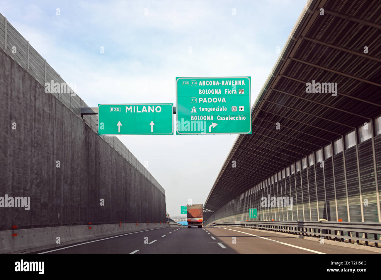 Verkehrsschild auf der italienischen Autobahn mit Namen der Stadt wie ...