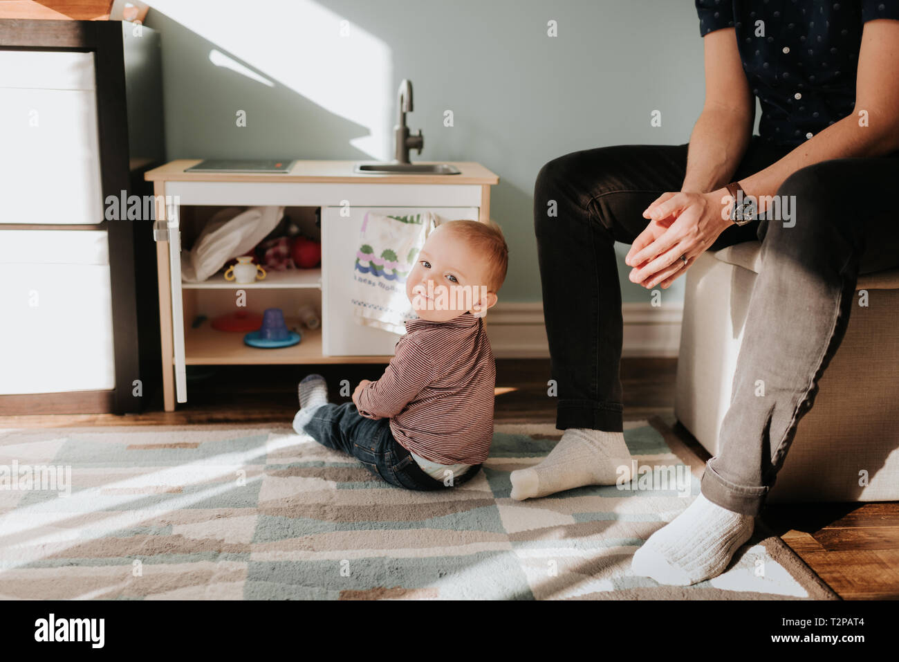 Kind junge neben sitzen -Fotos und -Bildmaterial in hoher Auflösung – Alamy