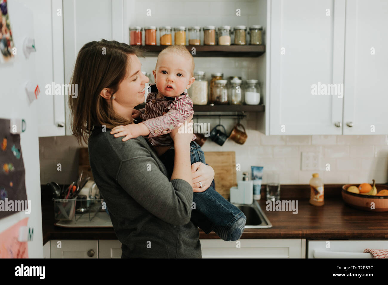 Baby im hemd -Fotos und -Bildmaterial in hoher Auflösung – Alamy