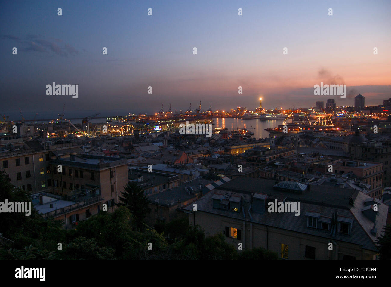 Genua hafen in der nacht -Fotos und -Bildmaterial in hoher Auflösung – Alamy