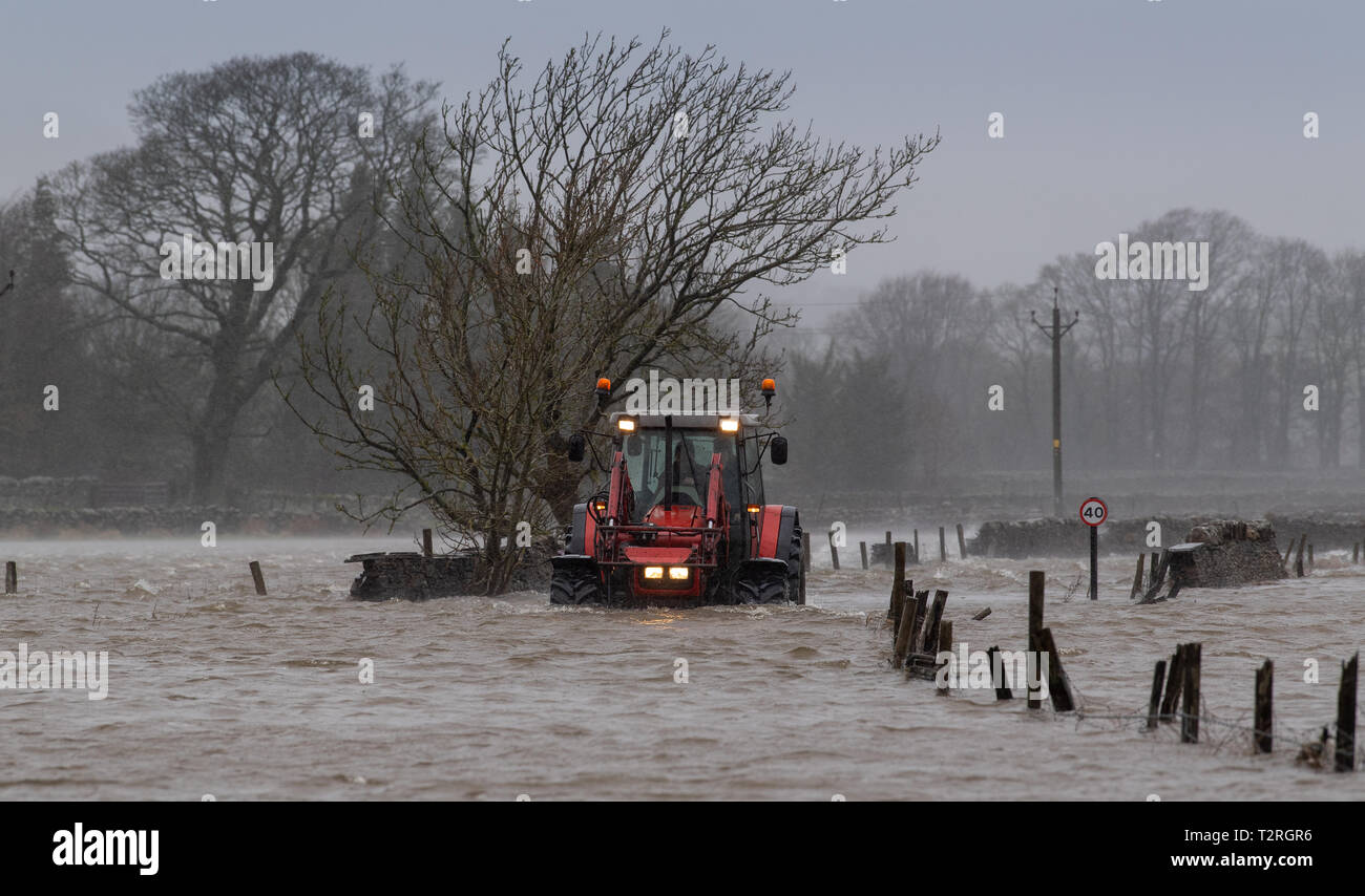 Traktor im regen -Fotos und -Bildmaterial in hoher Auflösung – Alamy