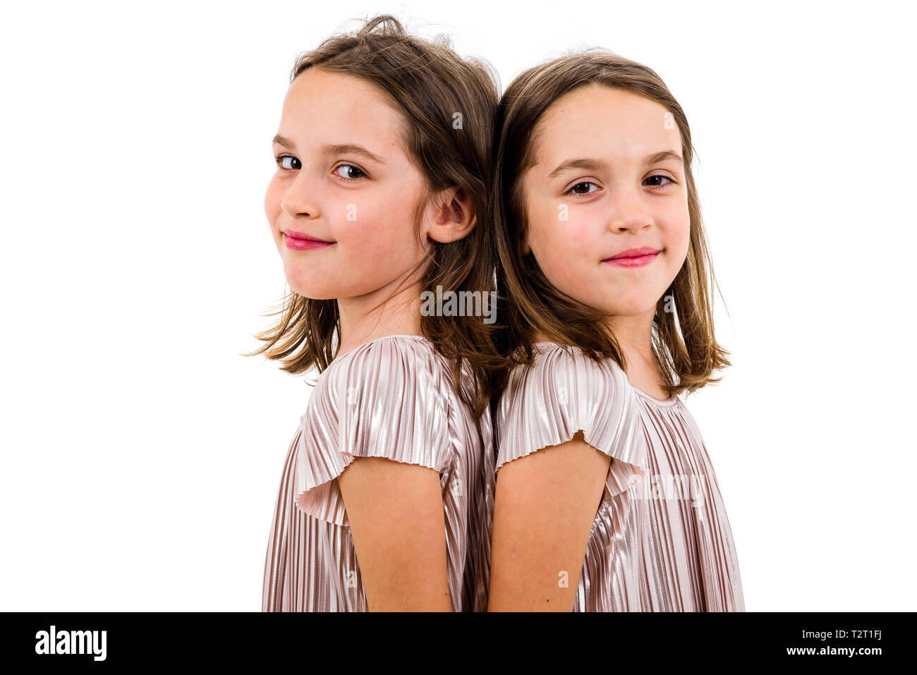 Identische Zwillinge sind, Rücken an Rücken. Konzept der Familie und schwesterliche Liebe ...