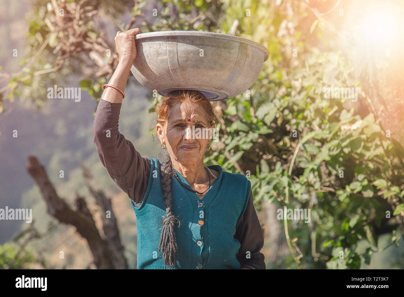 Frau Mit Korb Auf Dem Kopf Afrika Fotos Und Bildmaterial In Hoher Auflösung Seite 2 Alamy