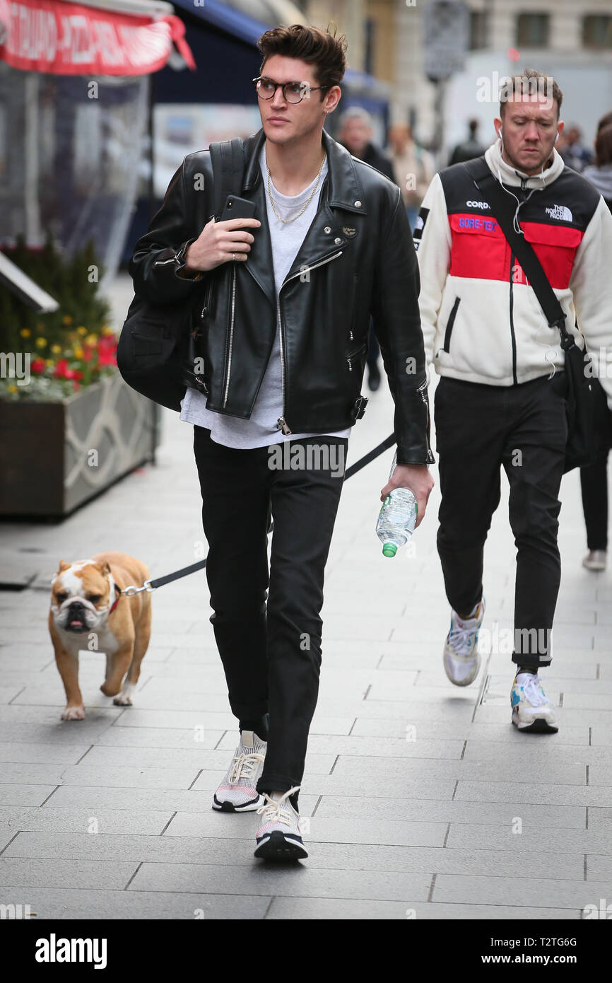 Sänger Dua Lipa Freund Isaac Carew Ankunft am globalen Studios seinen ...