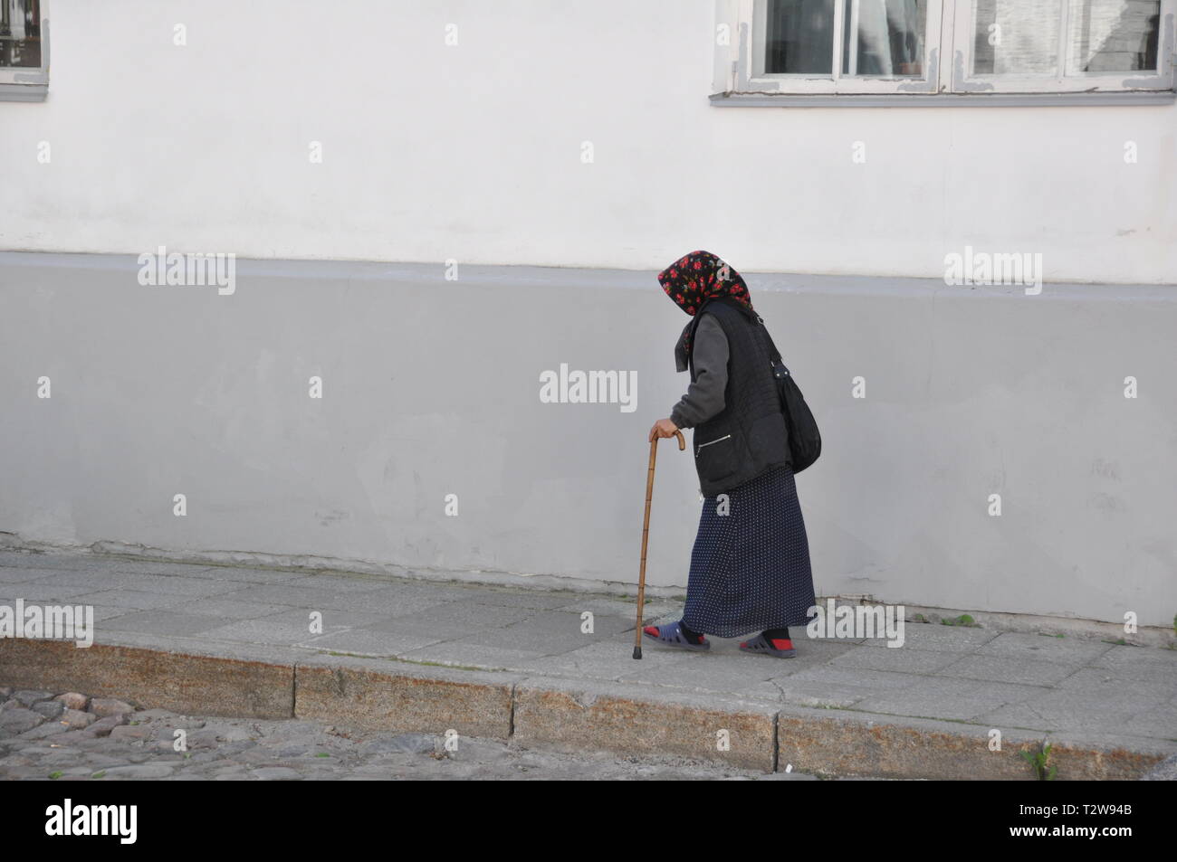 Babushka lady -Fotos und -Bildmaterial in hoher Auflösung – Alamy