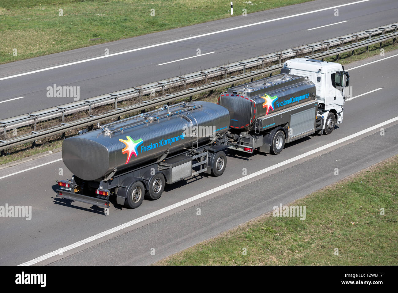 FrieslandCampina Milch Lkw auf deutschen Autobahnen Stockfotografie - Alamy