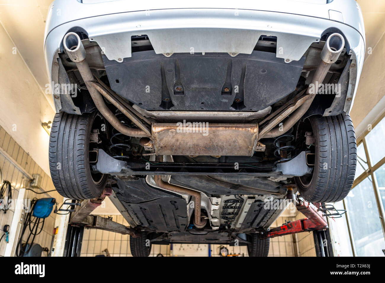 Auto Chassis auf der Hebebühne, Ansicht von unten. Sichtbar ...