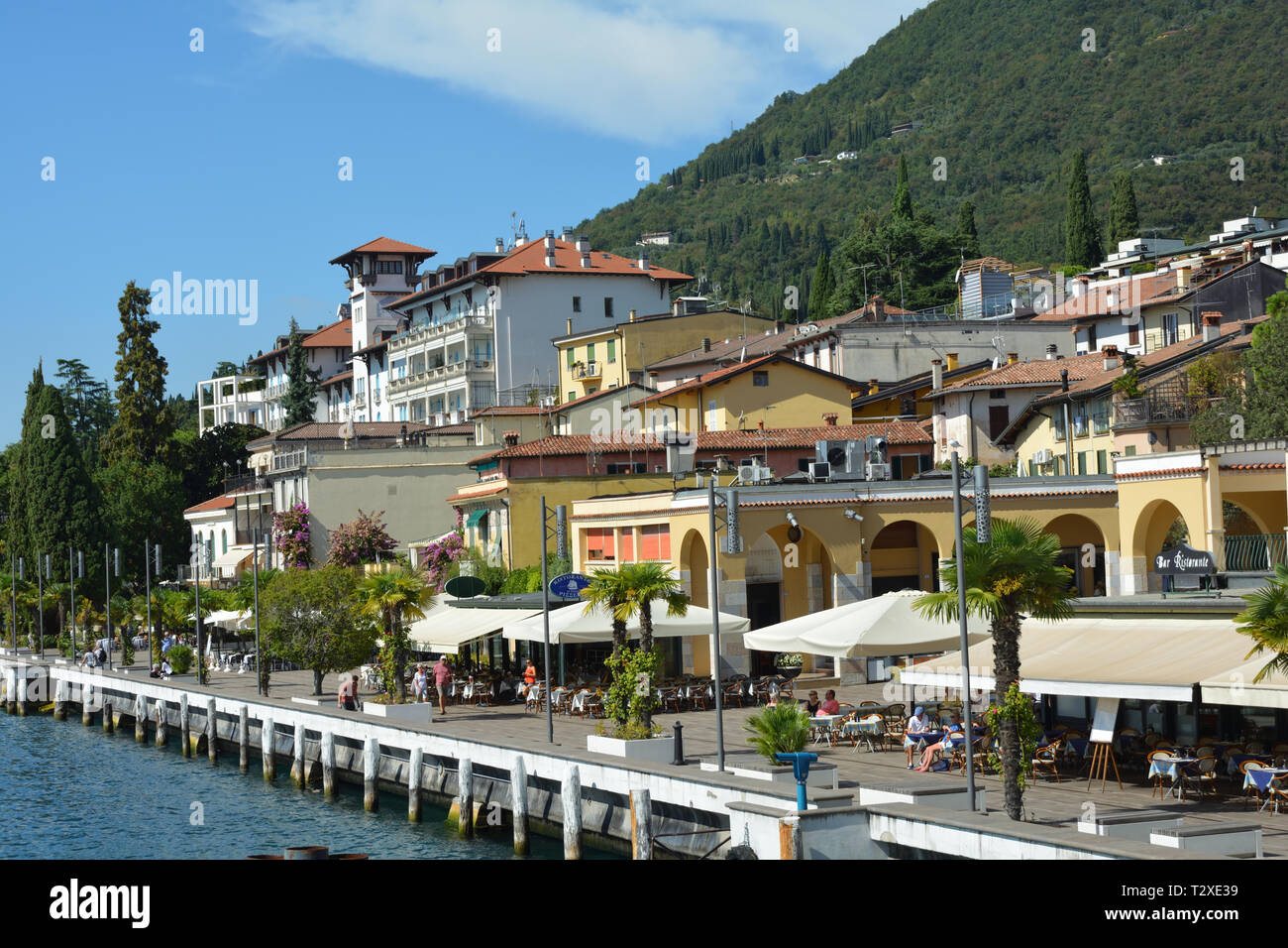 Promenade am Ufer des Gardasees in Gardone Riviera - Italien ...
