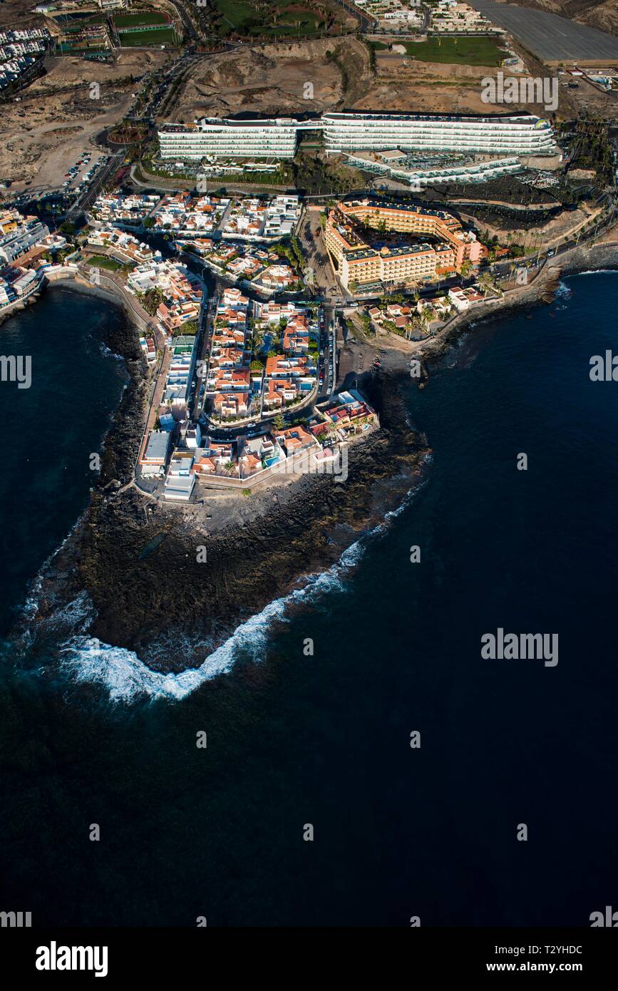 Fischerdorf la caleta mit ferienwohnungen und hotels -Fotos und -Bildmaterial in hoher Auflösung ...