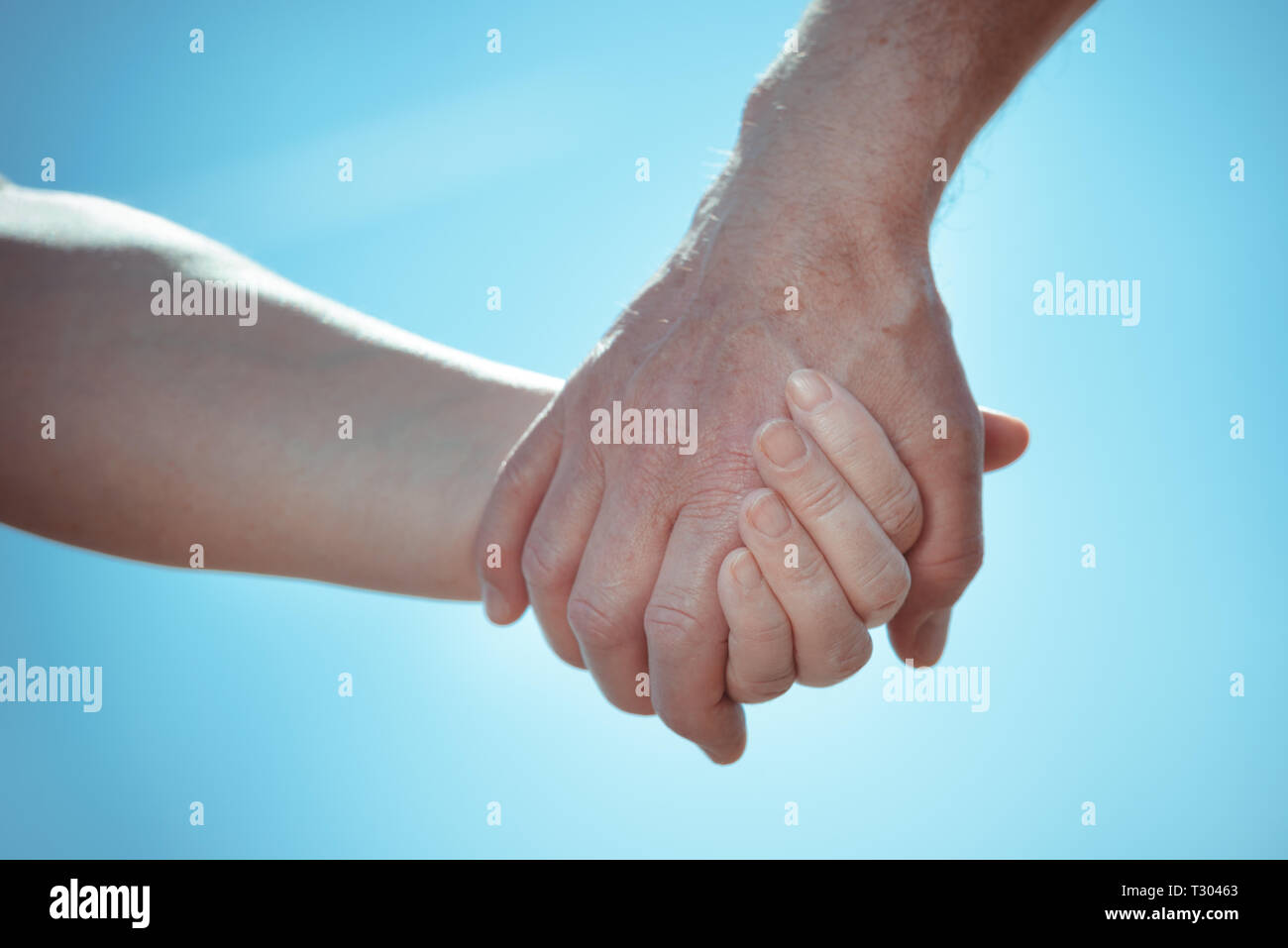 Zwei hände zusammen -Fotos und -Bildmaterial in hoher Auflösung – Alamy